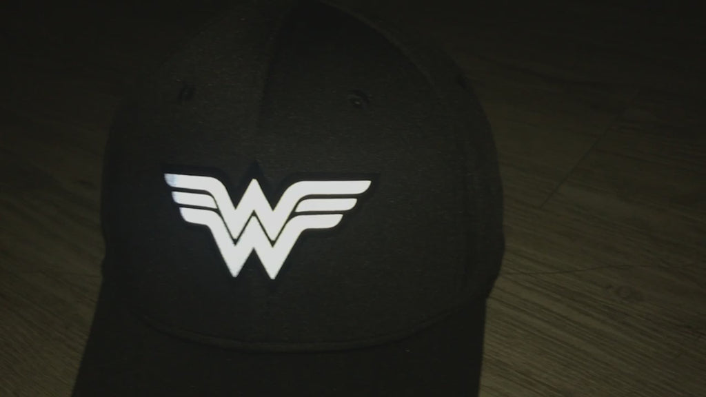 Gorra Wonder Woman Reflective Premium Flex Fit